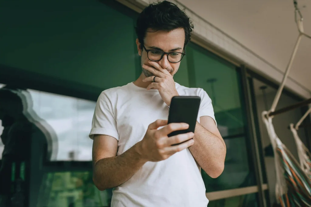 Como saber se estão espionando meu celular? Confira dicas!